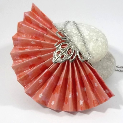 Collier Eventail Origami rouge pÃ¢le avec fleurs rouges et blanches