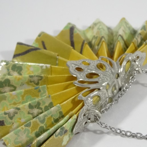 Collier Eventail Origami jaune foncé avec fleurs de cerisiers vertes