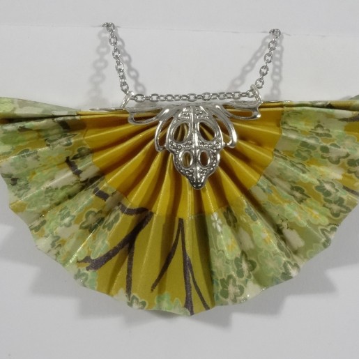 Collier Eventail Origami jaune foncé avec fleurs de cerisiers vertes