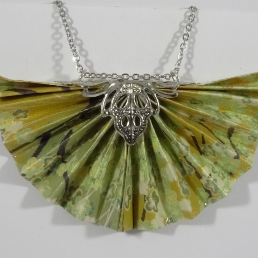 Collier Eventail Origami jaune foncé avec fleurs de cerisiers vertes