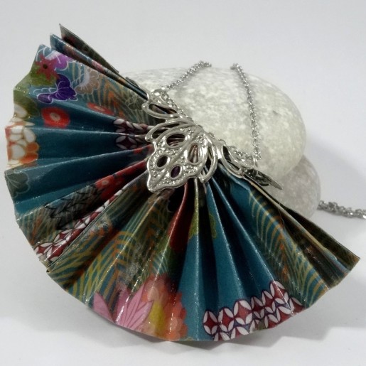 Collier Eventail Origami vert sapin avec fleurs