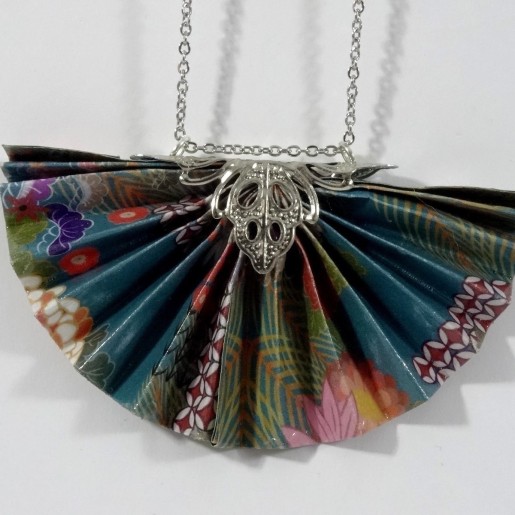 Collier Eventail Origami vert sapin avec fleurs