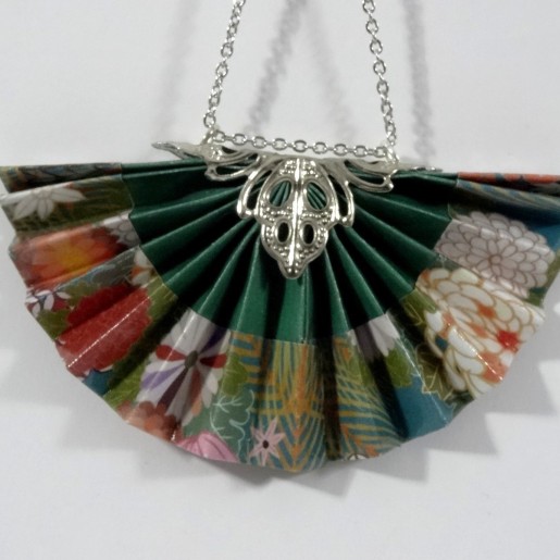 Collier Eventail Origami vert sapin avec fleurs