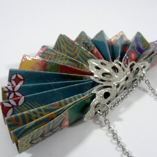 Collier Eventail Origami vert sapin avec fleurs