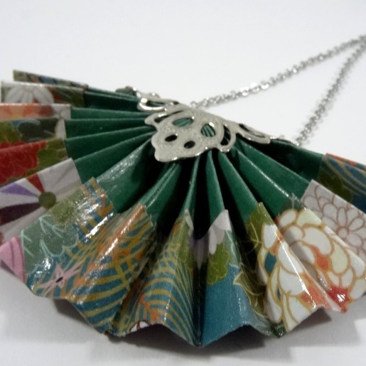 Collier Eventail Origami vert sapin avec fleurs