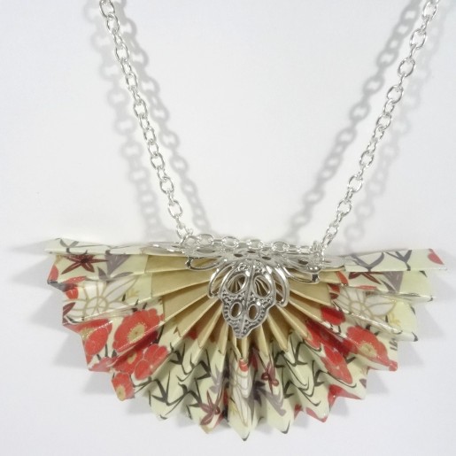 Collier Eventail Origami rouge et blanc avec motifs japonais